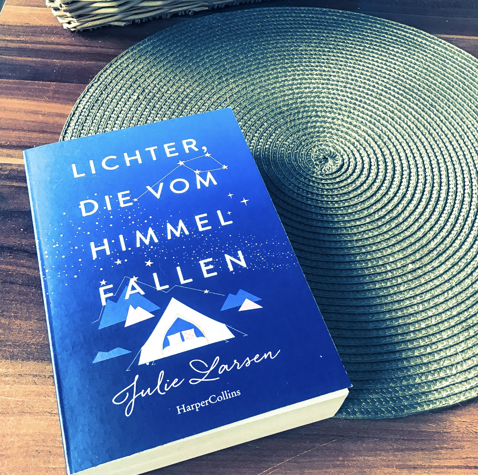 Rezension Lichter, die vom Himmel fallen – Addicted2Books-Blog